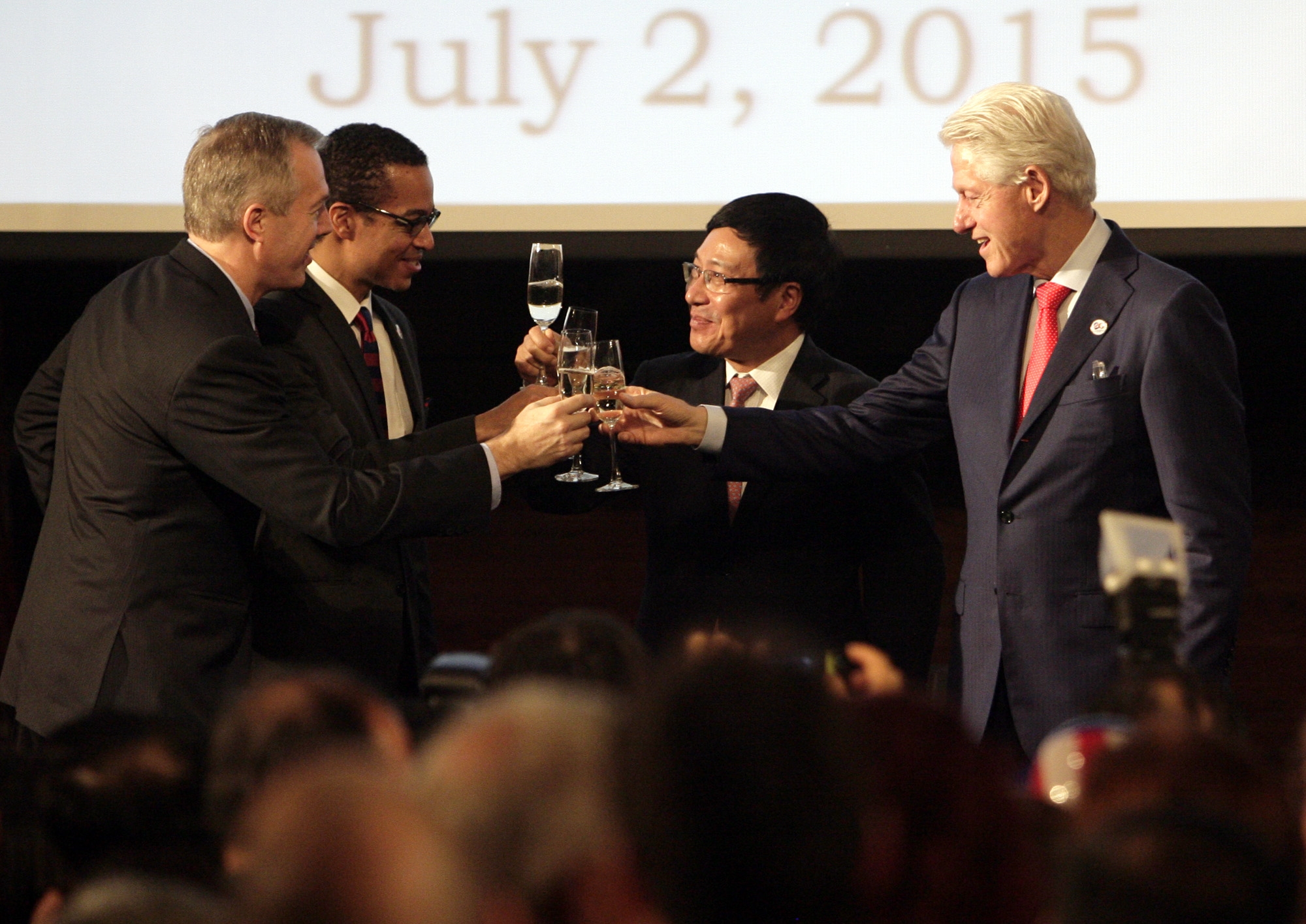 Bill Clinton visits Vietnam to mark 20th anniversary of ties