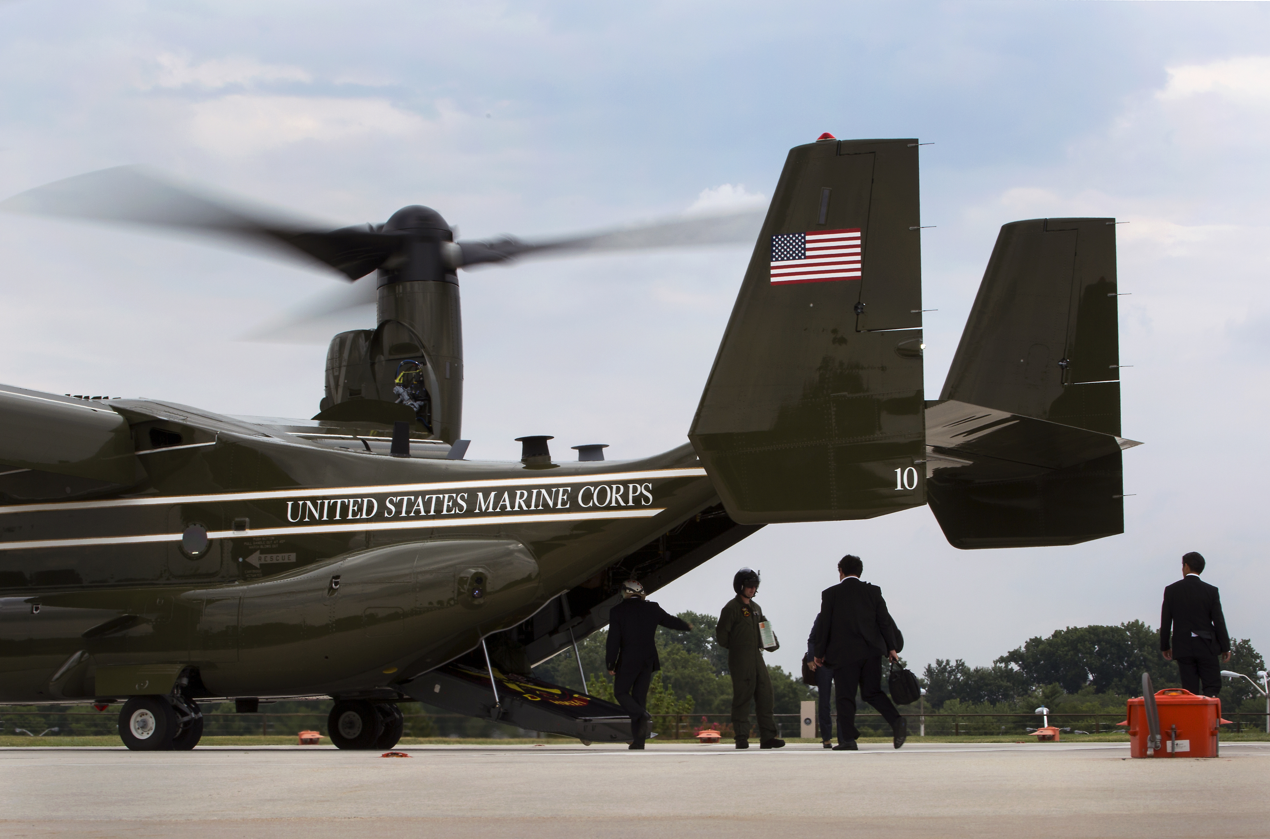 Presidential HMX-1 'Nighthawks' seek Marine pilots
