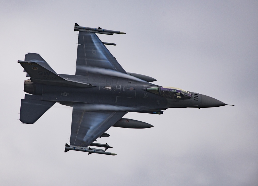 Lockheed says it can double F-16's service life, but will have to ...